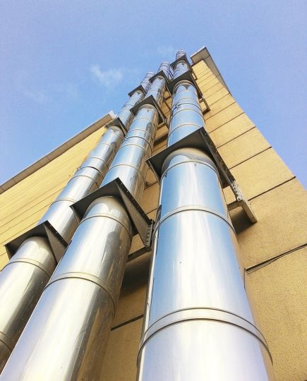 Tudo sobre chaminés: tipos, manutenção e escolha da certa | BalkanEnergy.pt